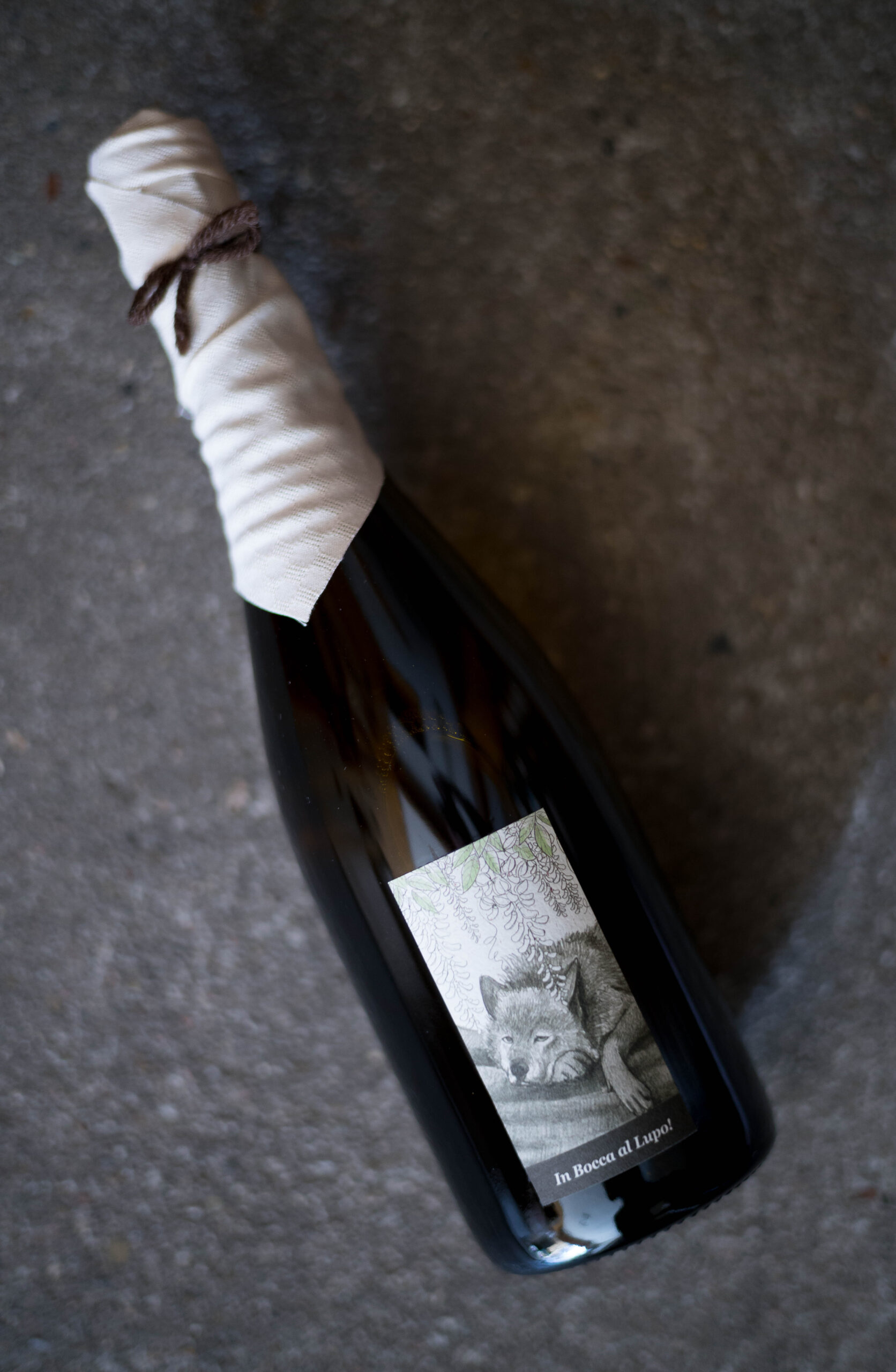 「AZUCCA E AZUCCO (アズッカ・エ・アズッコ）『オカミのスプマンテ』（キミに幸あれ！）2022（白 スパークリングワイン ...