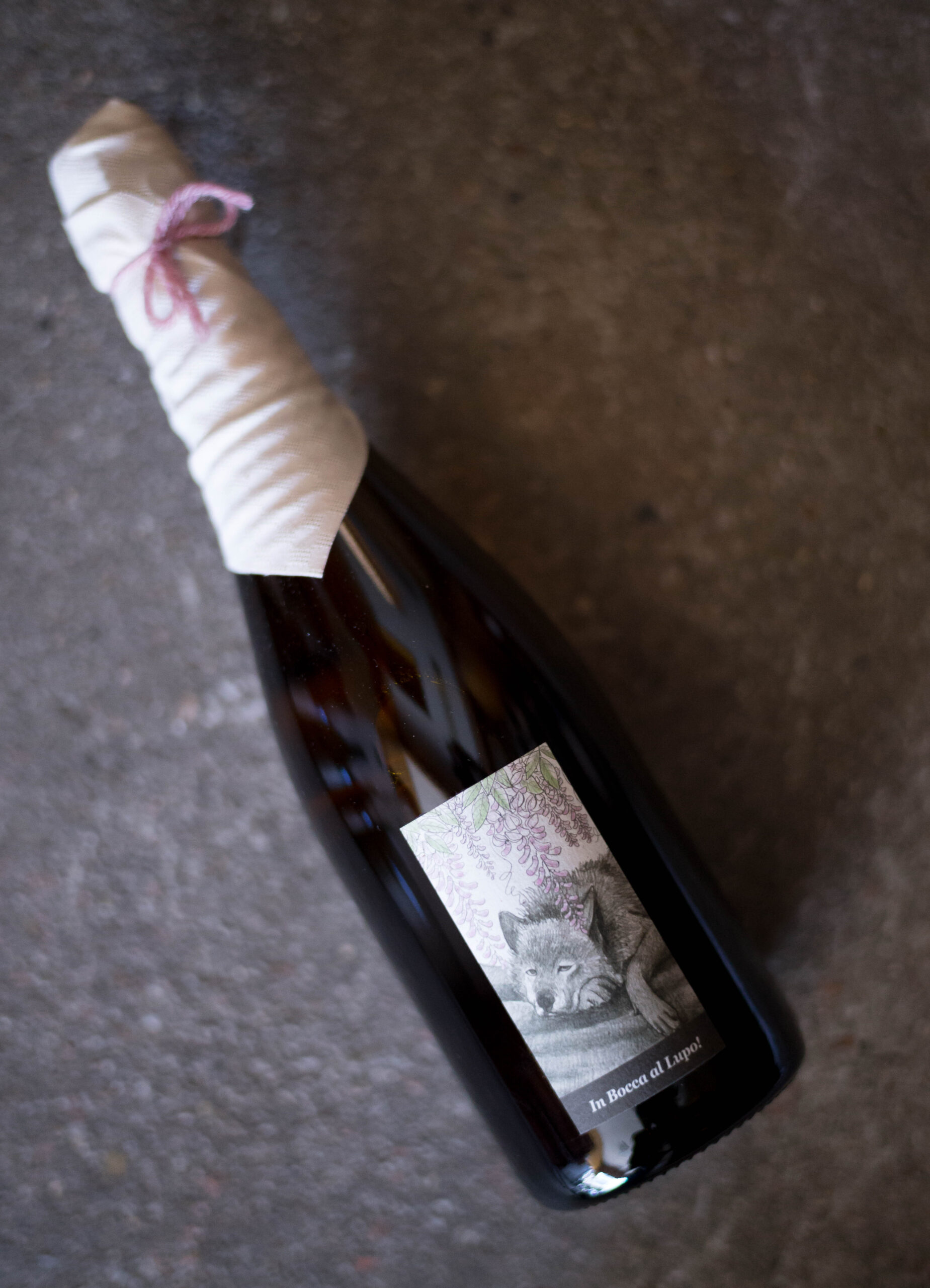 「AZUCCA E AZUCCO (アズッカ・エ・アズッコ）『オオカミのスプマンテ』（キミに幸あれ！）2022（ロゼ スパークリングワイン ...