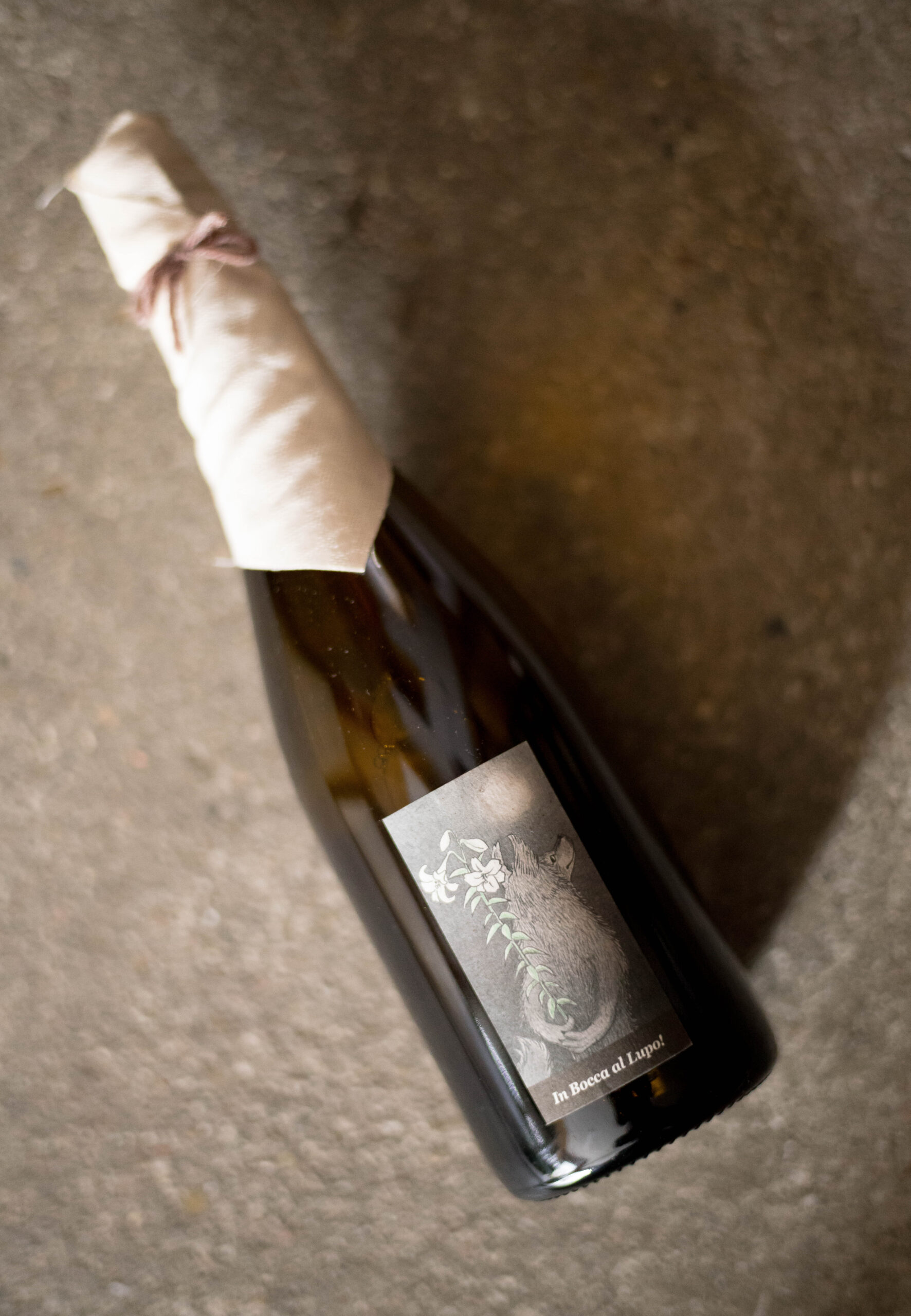 「AZUCCA E AZUCCO (アズッカ・エ・アズッコ）『オオカミのスプマンテ』（キミに幸あれ！）2023（ロゼ スパークリングワイン ...