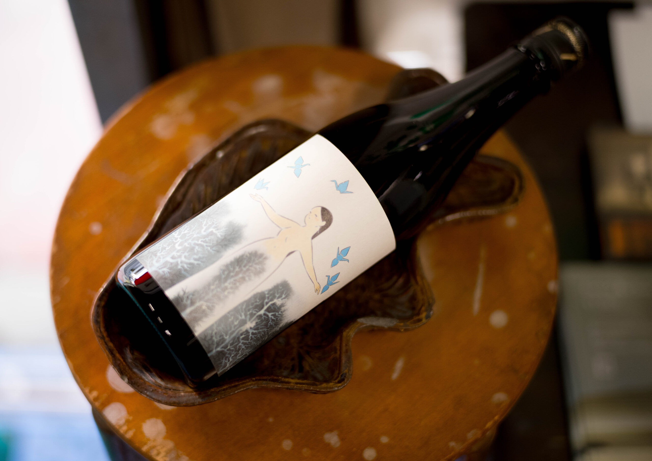 ニューヨーク在住のイラストレーター「近藤 聡乃（Kondo Akino）さんとのコラボ作品 雄町の品格が冴える逸品 「鶴齢 KAKUREI ...